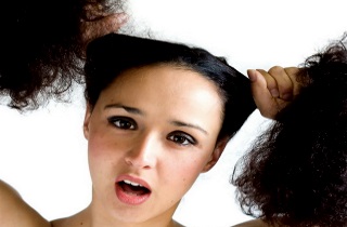 Почему сильно болит голова и выпадают волосы